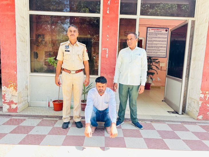 A man posing as a policeman duped a clothing store in Chaumun. | चौमूं ...