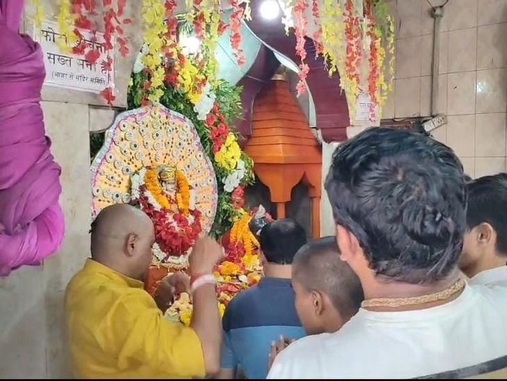 Crowd of devotees gathered at Durga Temple in Maharajganj since morning
