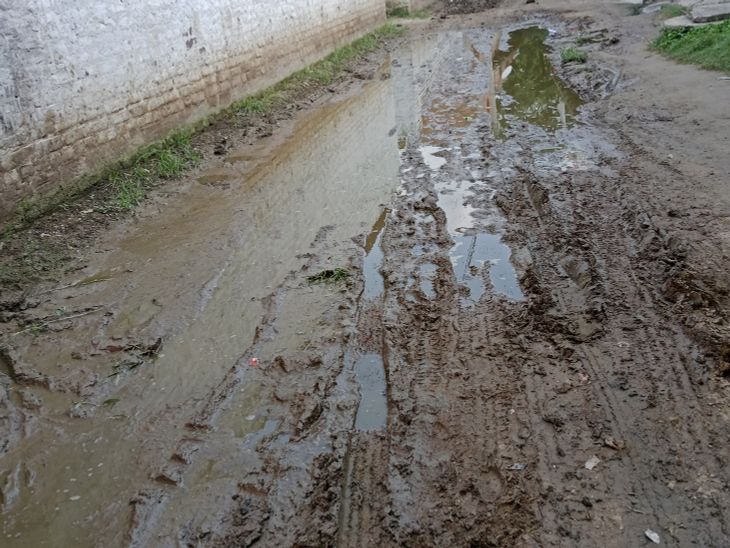 The road dug for the Amrit Jal Yojana became a problem.
