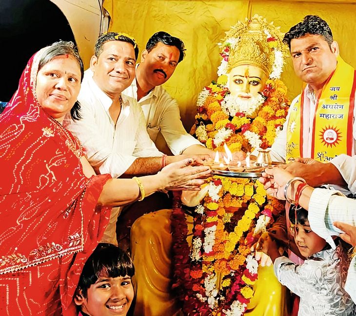 District President Chandraveer performed the grand aarti of Maharaja ...