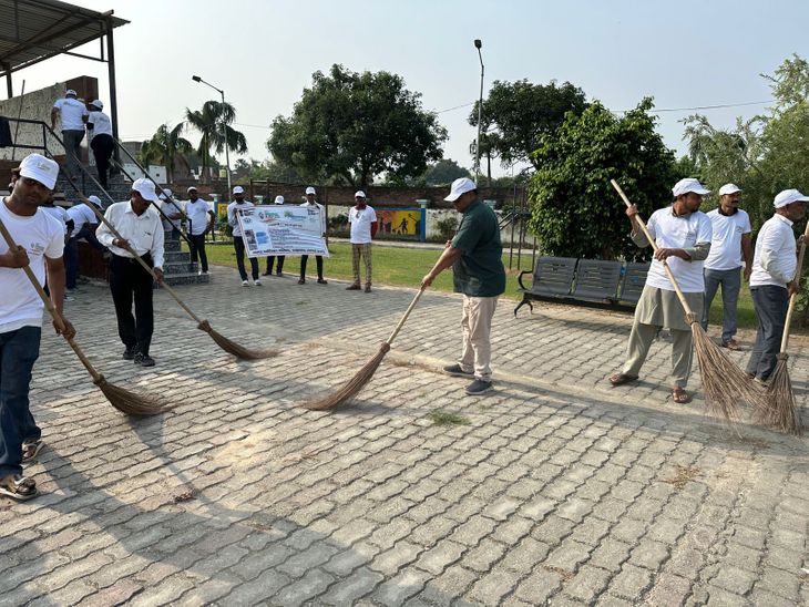 The officer gave the message of Shramdaan in the cleanliness campaign ...