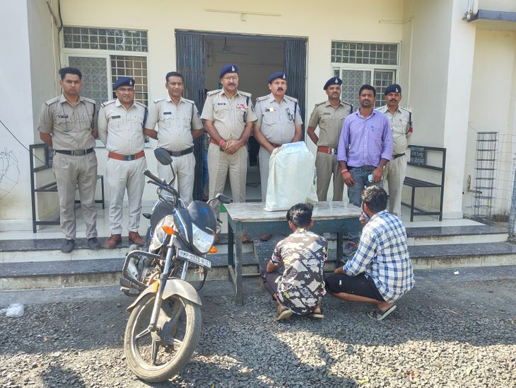 Two smugglers arrested with 10 kg of marijuana | 10 किलो गांजे के साथ ...