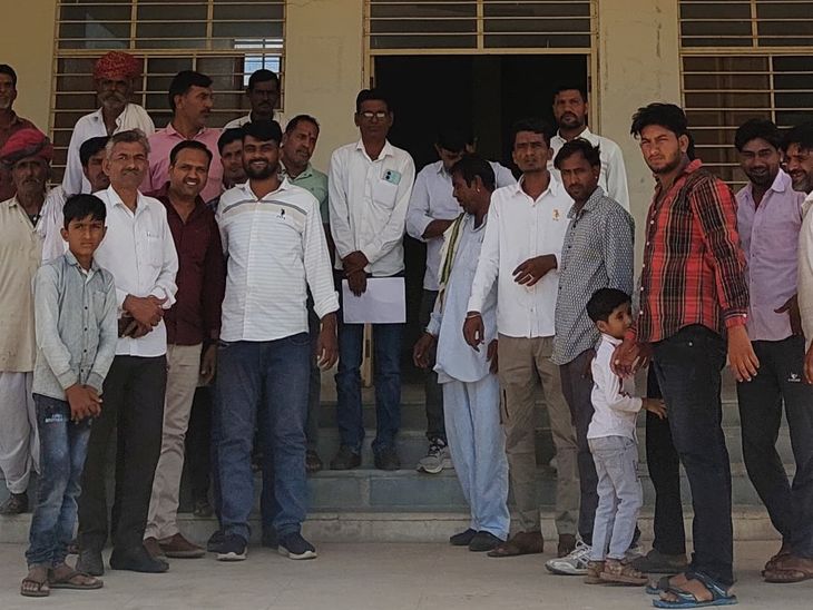 The community united in support of MLA Ratan Dewasi.