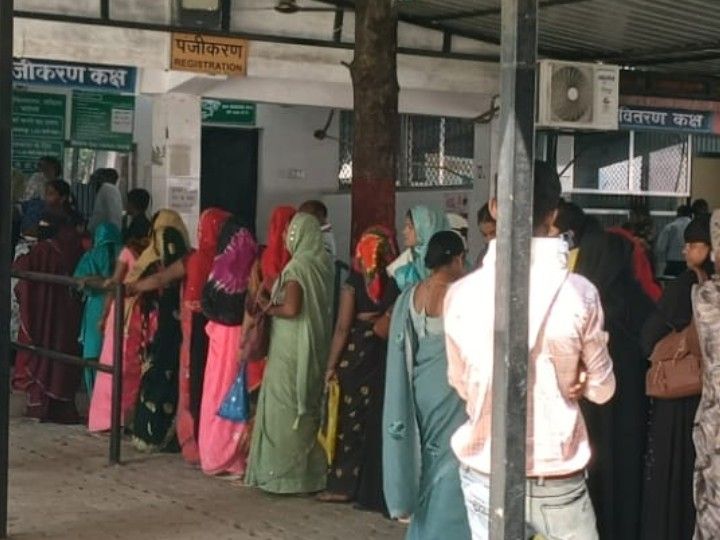Long queue for prescription at Chakia Hospital | चकिया अस्पताल में पर्ची के लिए लंबी लाइन: मरीज ...