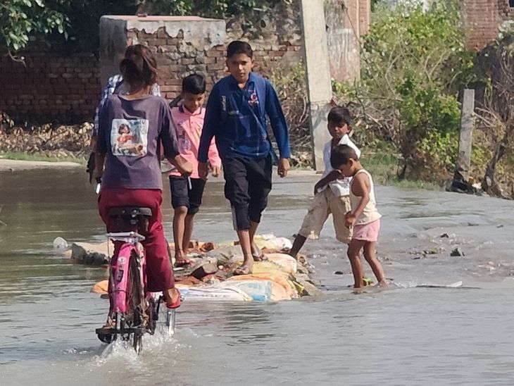 The water level of the Ganges River decreased in Amritpur. | अमृतपुर ...