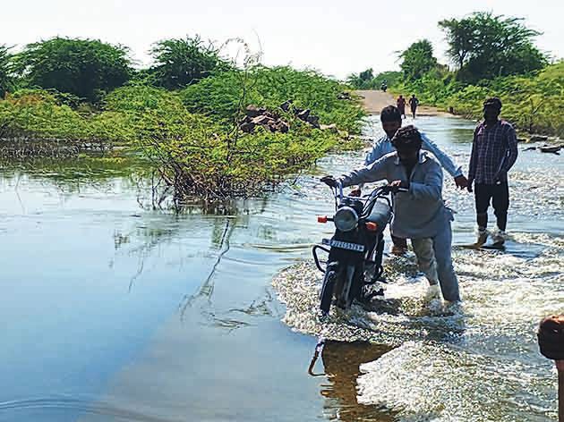 The monsoon has returned, and the broken culvert is difficult to cross ...