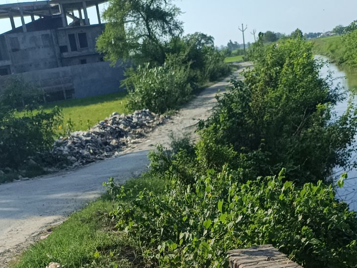 Heaps of garbage near the culvert on the road in Chandauli