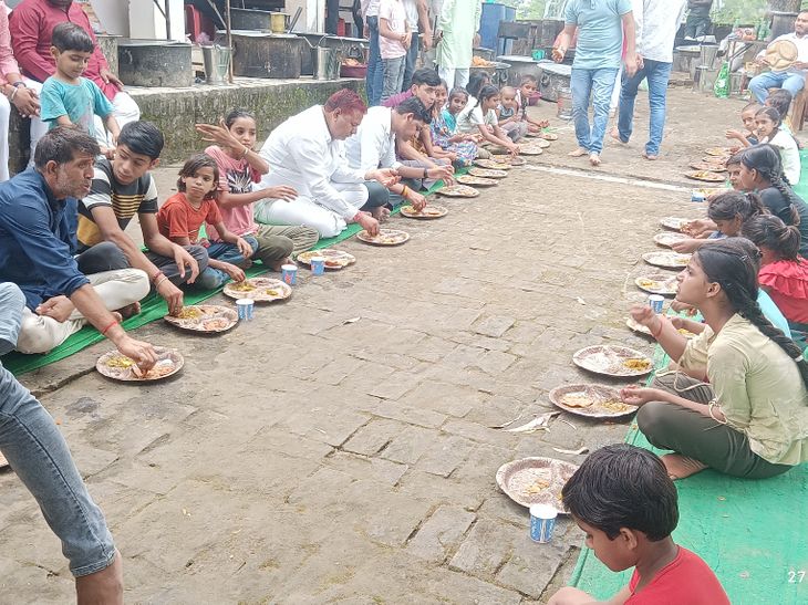 Anandi Mata Temple of Bindki organized a huge feast. | बिंदकी के आनंदी ...
