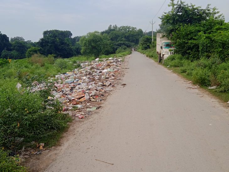 Roadside garbage dump in Kintoor