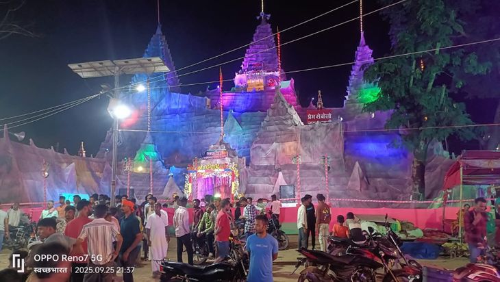 An attractive pandal in the form of the Vaishno Mata cave is built in ...