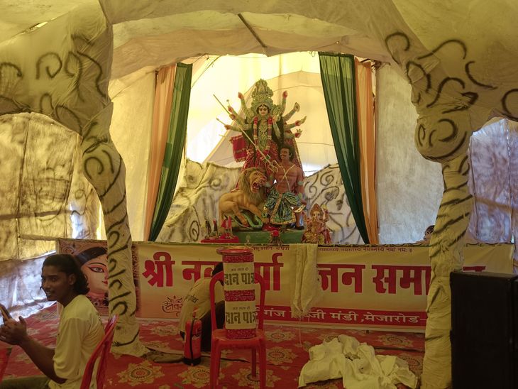 Cave model pandal in Janakiganj, Meja