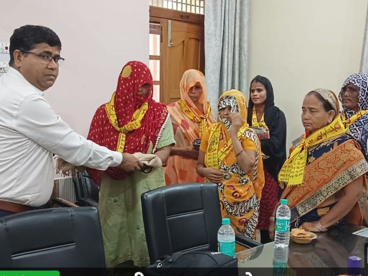 Executive Officer honored women in Mursan | मुरसान में अधिशासी अधिकारी ...