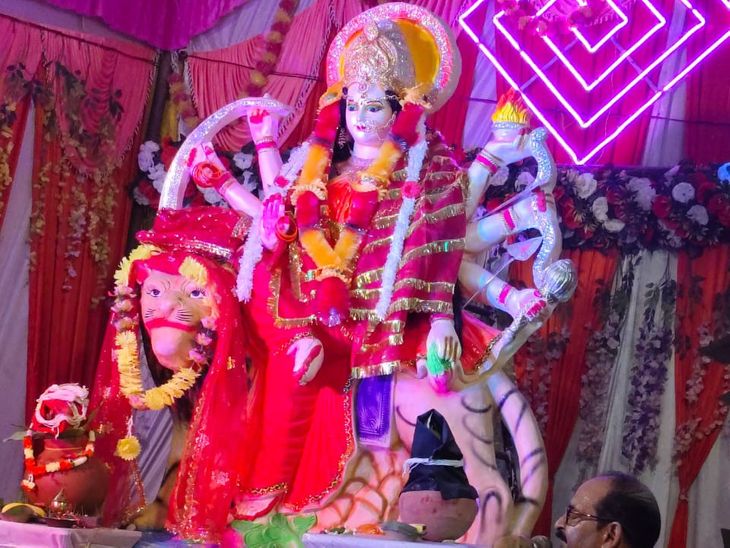 Crowds of devotees gathered in the temples and pandals of Bindki. | बिंदकी के मंदिरों-पंडालों ...