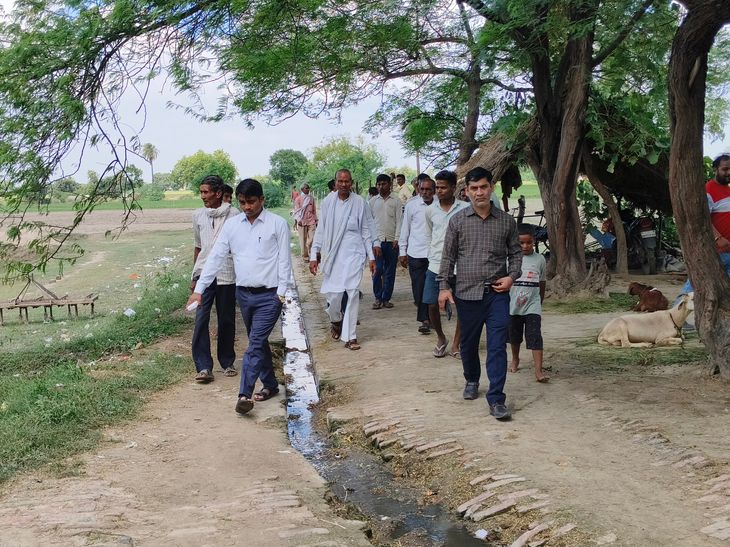 In Galli, villagers showed the bad streets to the nodal officer. | गैली ...