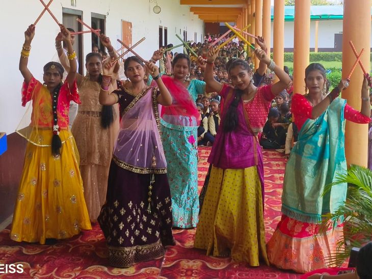 In Varanasi, girl students worshipped Durga with Dandiya and Garba ...