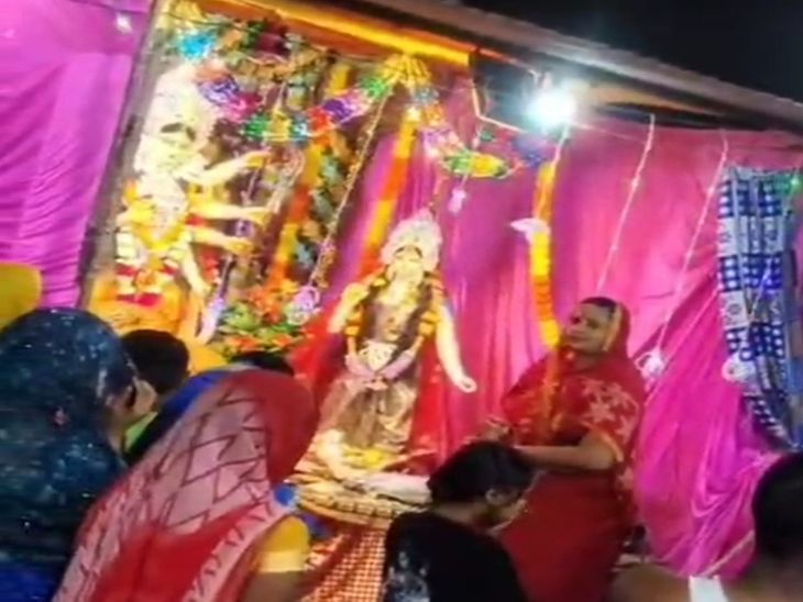 Took blessings of Maa Durga in Gosaiganj, met committee members | डॉ ...
