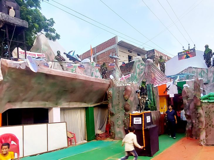 A grand pandal was built in Varanasi