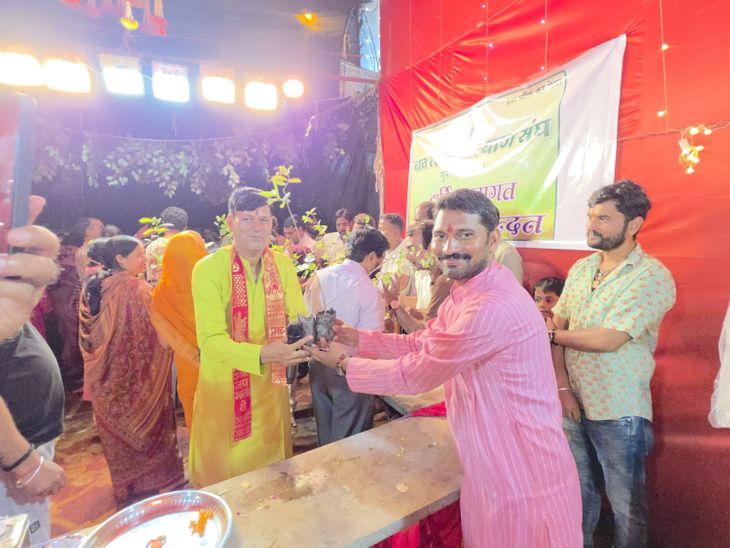 Plants distributed as Prasad in the tableau | झांकी में प्रसाद के रूप ...