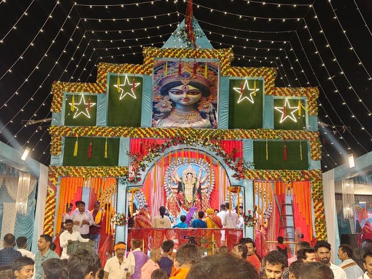 The idol of Mata Rani was installed in the Durga Puja pandal. | दुर्गा ...