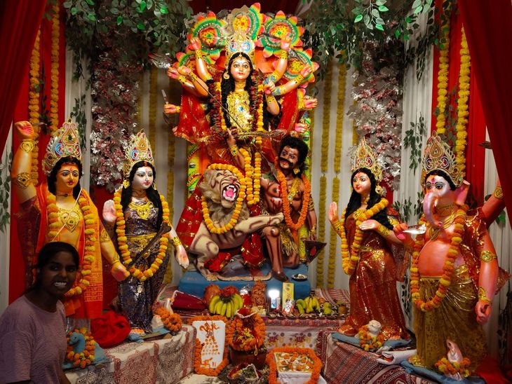 Goddess Durga idols installed in 135 pandals in Chunar | चुनार में 135 पंडालों में स्थापित हुईं ...