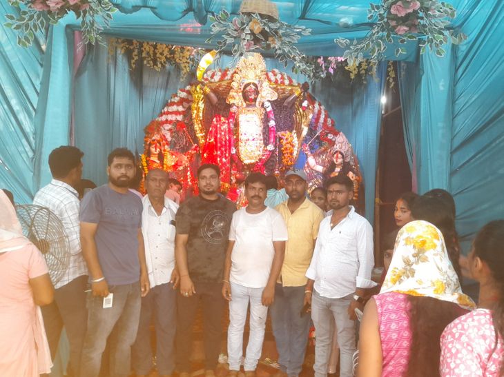 Crowds of devotees gathered on Maha Ashtami in Gurua | गुरुआ में ...