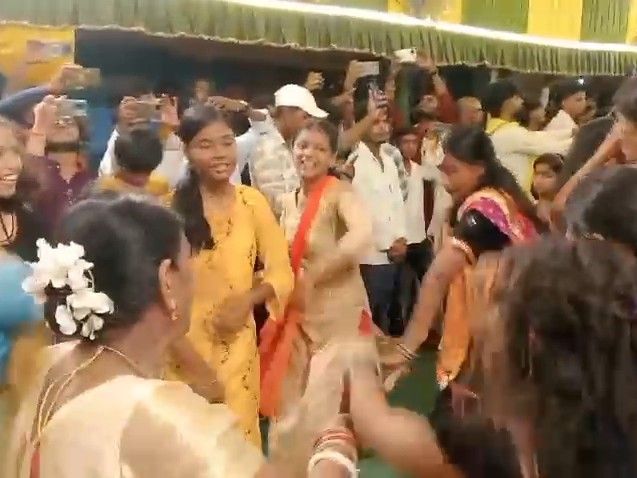 Dandiya Night at Maa Durga Pandal in Chanpatia | चनपटिया में मां दुर्गा ...