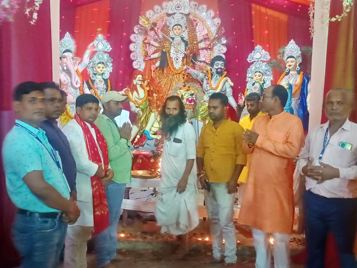 Robertsganj President Ruby Prasad performed puja at the Durga pandal.