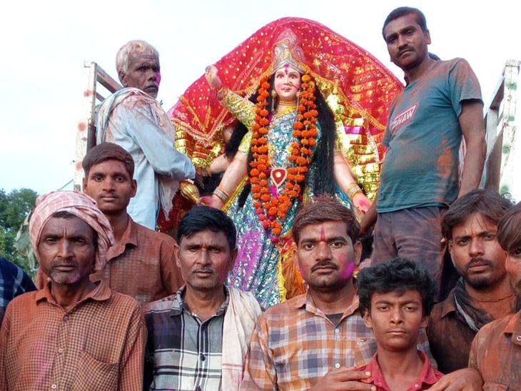 Immersion of Maa Durga idols begins in Achalda | अछल्दा में मां दुर्गा ...
