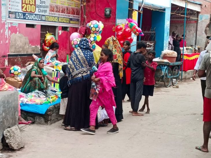 Muslim women reached the Durga Puja pandal in Chakia. | चकिया के दुर्गा ...