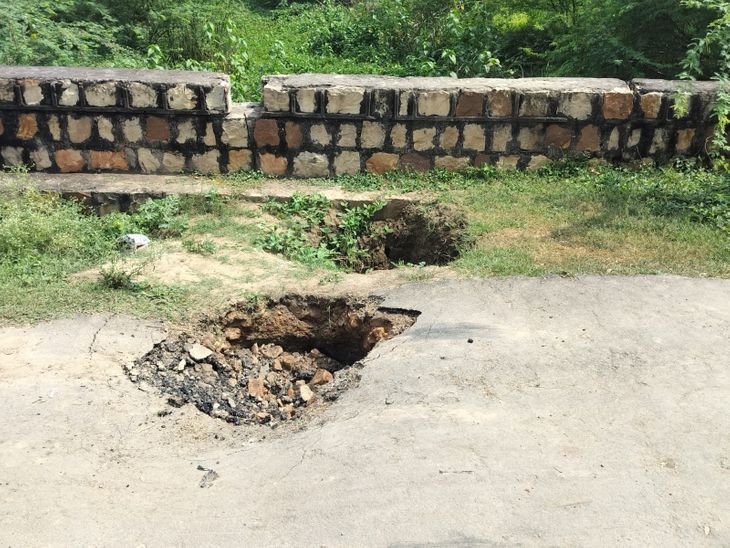 Accidents are happening due to broken culvert in Pipraon, Prayagraj