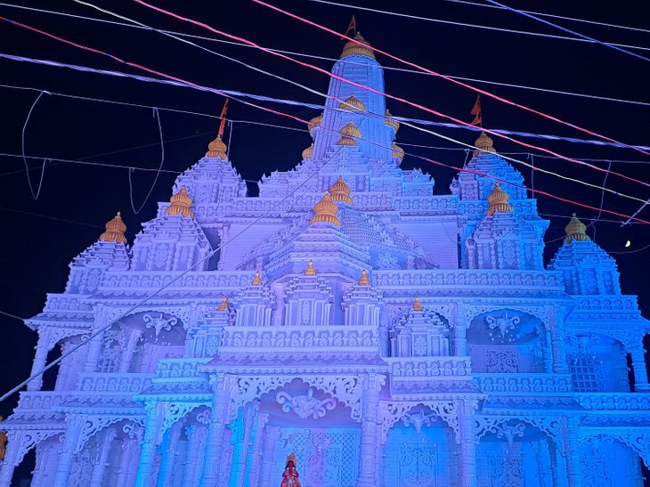 A grand pandal was built on the theme of Ayodhya Ram Temple.