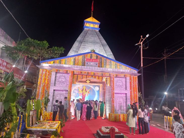 Grand pandal of Khirkiya, devotees gathered to see the goddess ...