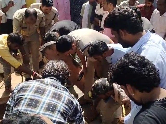 Dead body of a youth found in an old well in Pohri | पोहरी में पुराने ...
