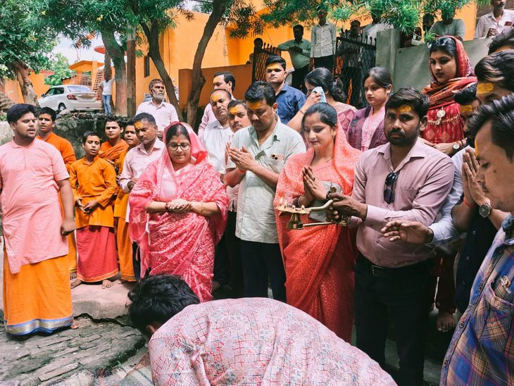 MLA Manju Tyagi reached the weapon worship of Hindu Mahasabha. | हिंदू ...
