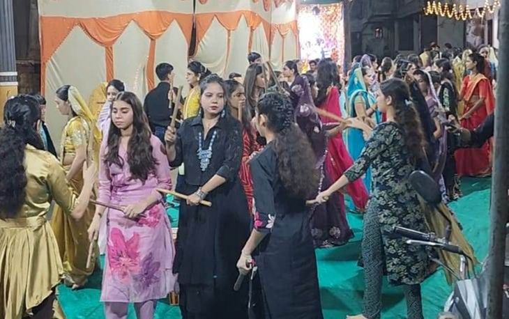 Visited Mata Bagheshwari, presented Garba in the pandal