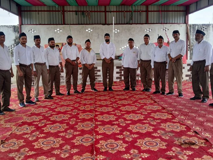 Volunteers performed weapon worship in Achalda | अछल्दा में स्वयंसेवकों ...