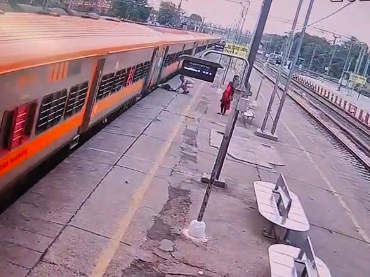 A young man fell while getting off a moving train in Aligarh.