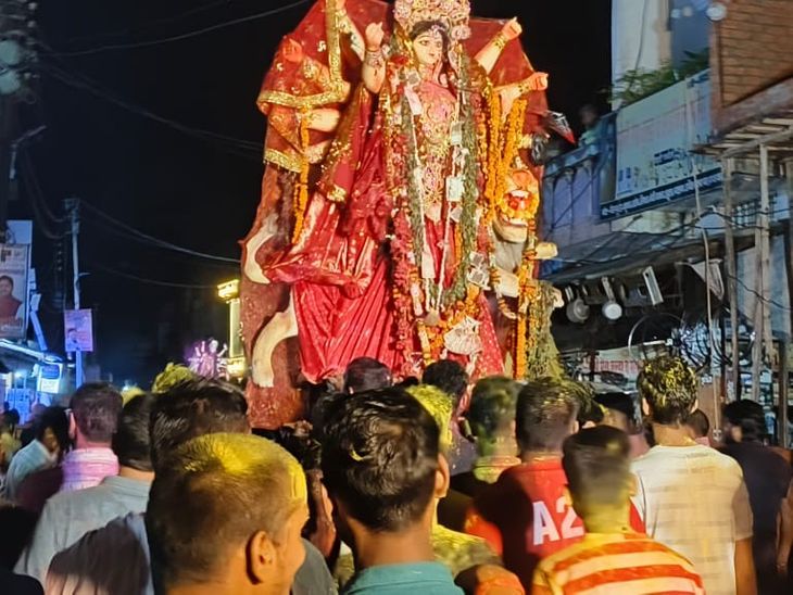 Immersion of Durga idols in Baburi | बबुरी में दुर्गा प्रतिमाओं का ...