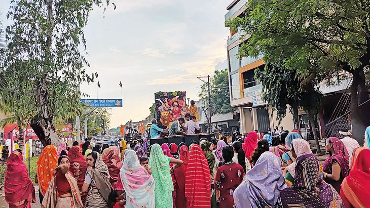 A grand procession was taken out from Bajrang Chauraha to the Mandi ...