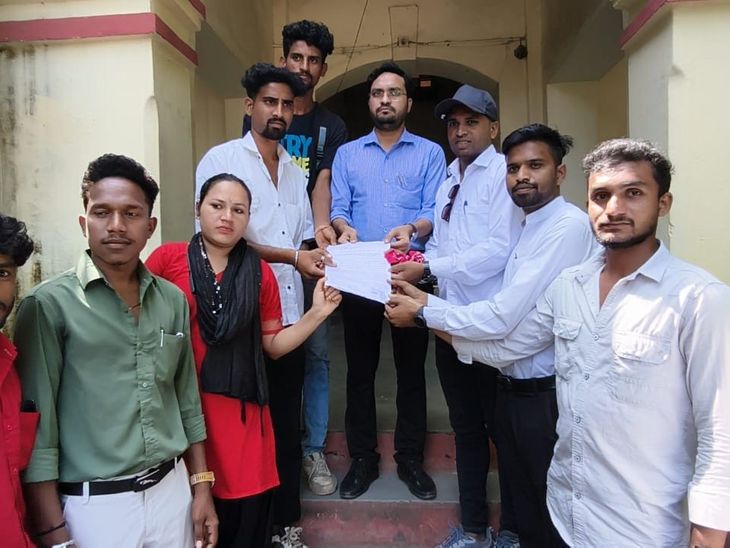 Sendhwa College students submitted a memorandum to the Tehsildar ...