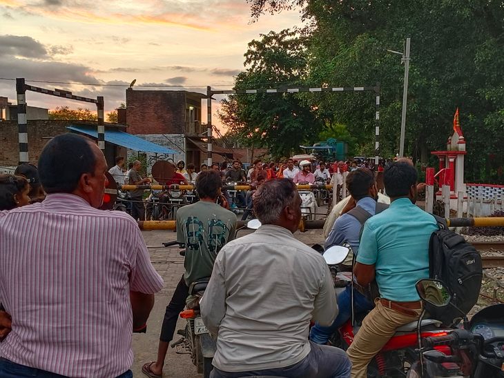The railway crossing at Chaure Bazaar remained closed for 25 minutes.