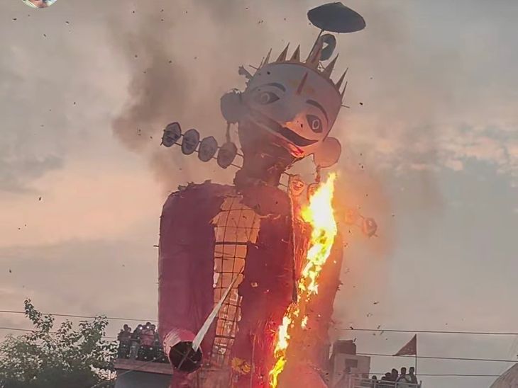 Ravana's effigy burnt in Atarra | अतर्रा में रावण का पुतला दहन: रामलीला ...