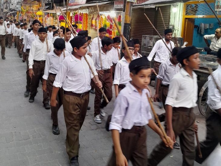 RSS's march in Hathras, Weapon worship was also done | हाथरस में RSS का ...