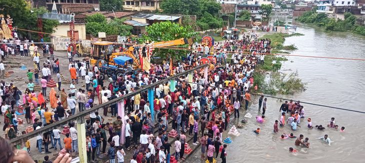 Immersion of idols done with the help of crane at Daha River Pulwa Ghat ...