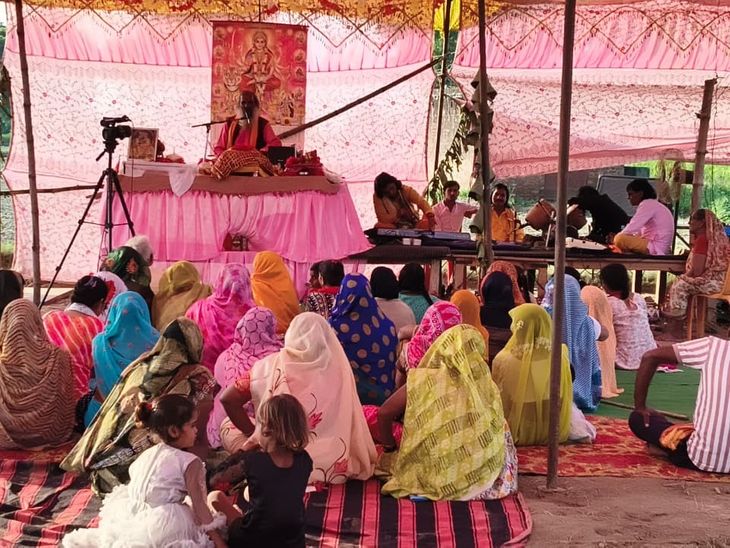 The Pandit narrated the story of Krishna's birth and the killing of Kansa.