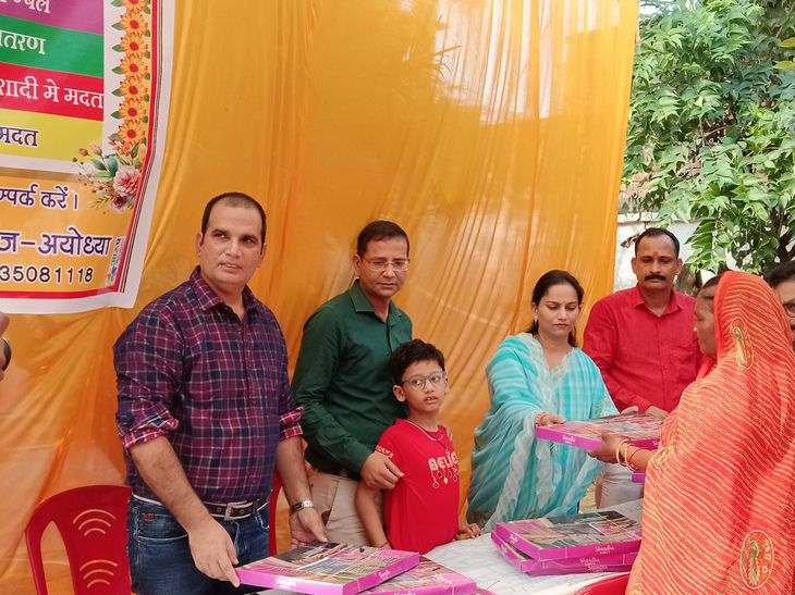 Sari distribution on the death anniversary of Pandit Ram Sahai | पंडित ...