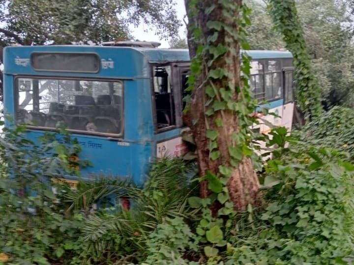 Roadways bus collided with a tree in Ganeshpur | गणेशपुर में रोडवेज बस ...