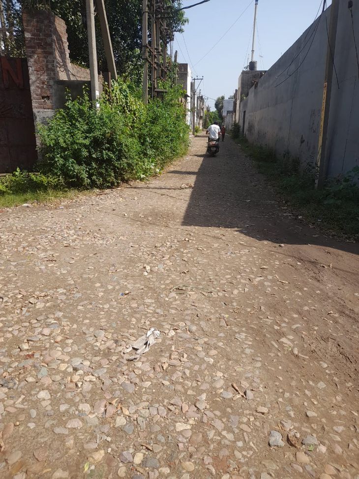 The foundation stone of the road was laid 6 months ago in Gadaipur, but ...