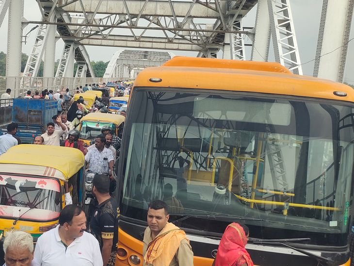 Electric city bus breakdown causes traffic jam