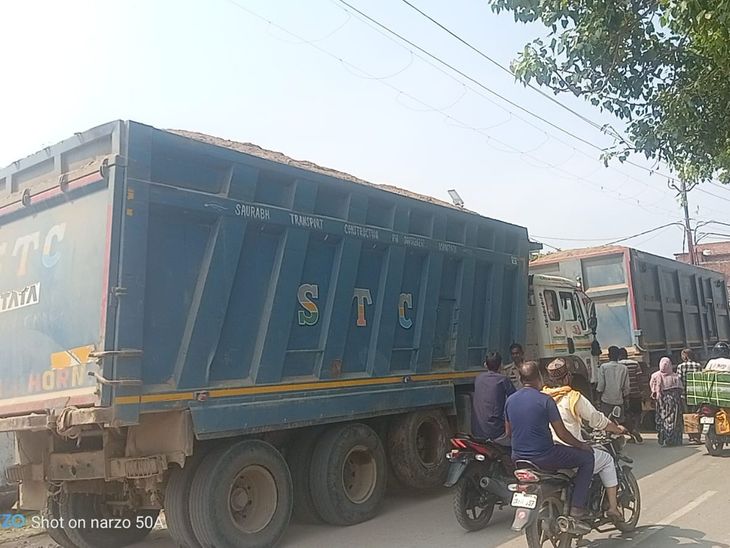 Khaga SDM took action against overloaded dumpers.